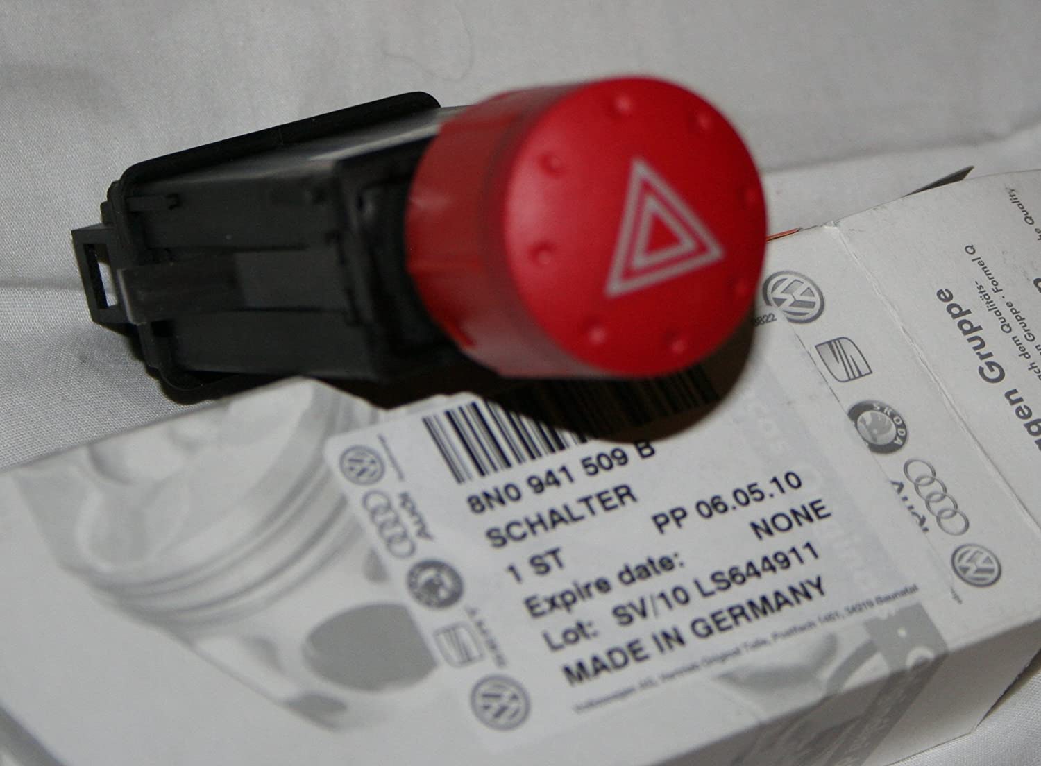 GENUINE VW/AUDI Hazard Switch with Relay 8N0941509B – PartLimit